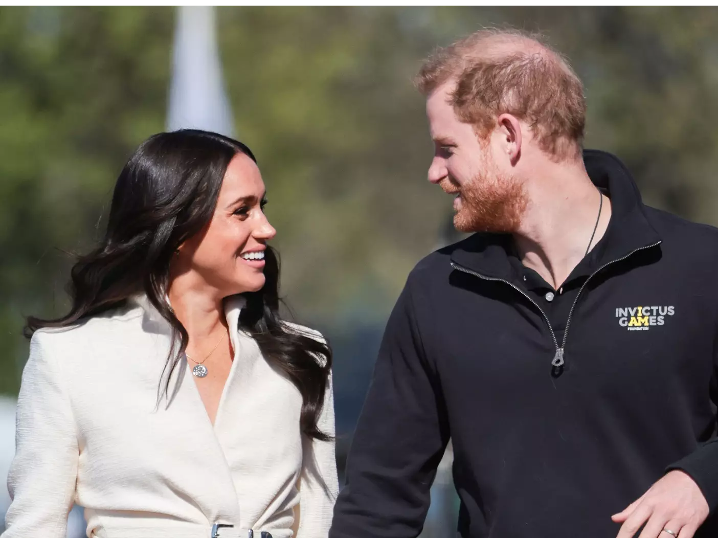 An fáth ar theastaigh ón bPrionsa Harry Meghan Markle a Phósadh chomh tapaidh, a mhíníonn Beathaisnéisí Ríoga