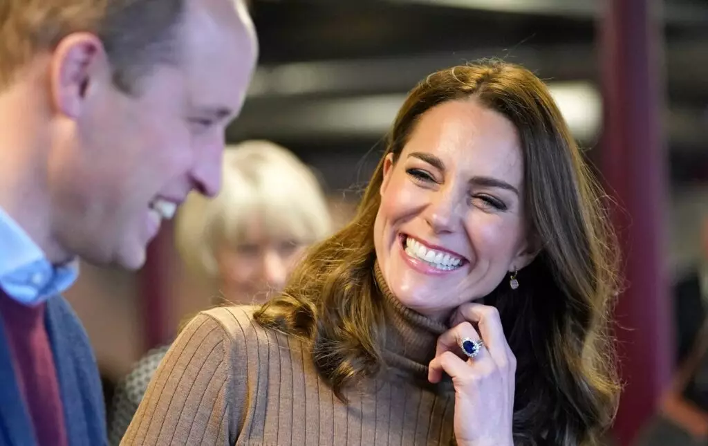 Kate Middleton naerab pruuni kleiti kandes abikaasa prints Williami üle