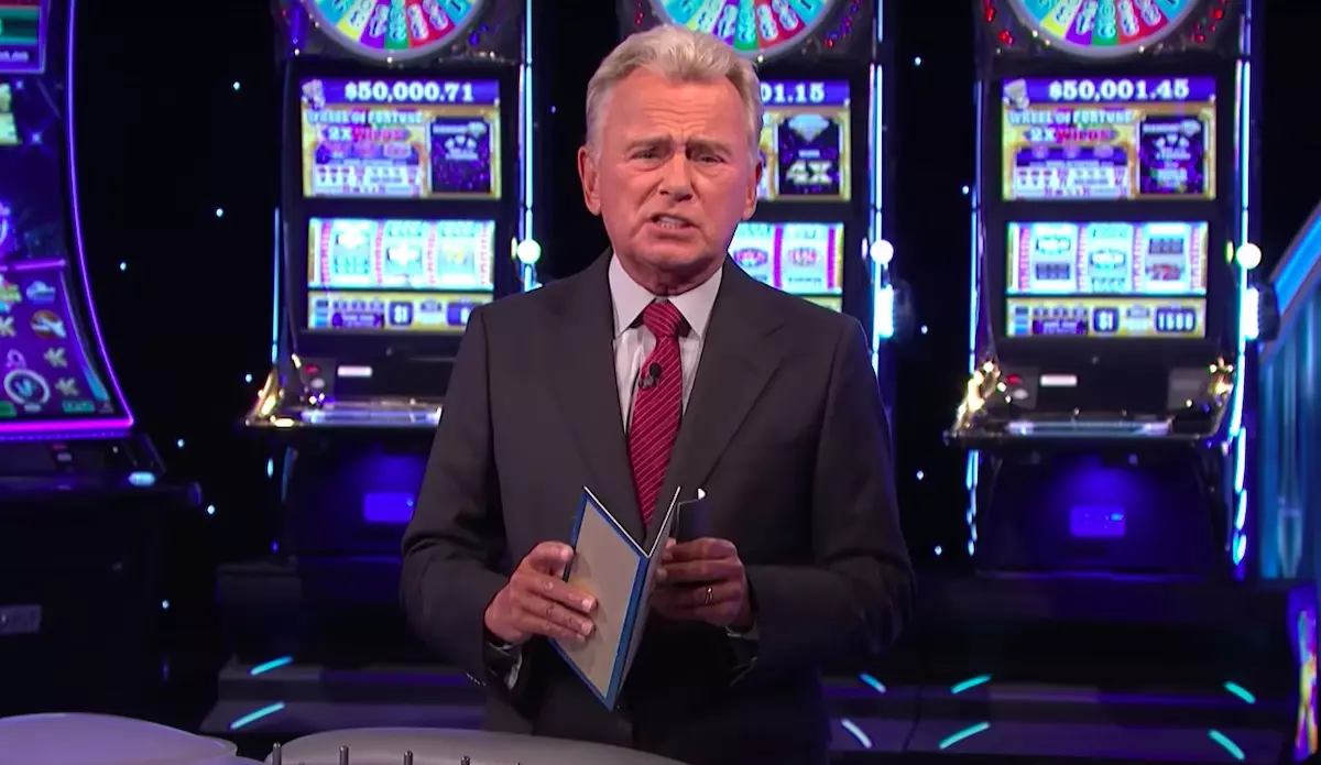 يُزعم أن منتجي "Wheel Of Fortune" استبدلوا بات Sajak بعد "تعليق بذيء" إلى Vanna White ، اعرض ادعاءات القيل والقال