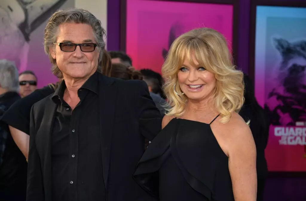 Kurt Russell ແລະ Goldie Hawn, ທັງສອງນຸ່ງຊຸດສີດໍາທັງຫມົດ, ມາຮອດໂຮງສາຍຮູບເງົາ