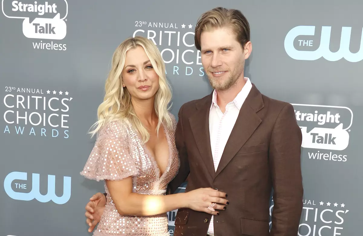 Kaley Cuoco 'Berperang' Dengan Suami Karl Cook?