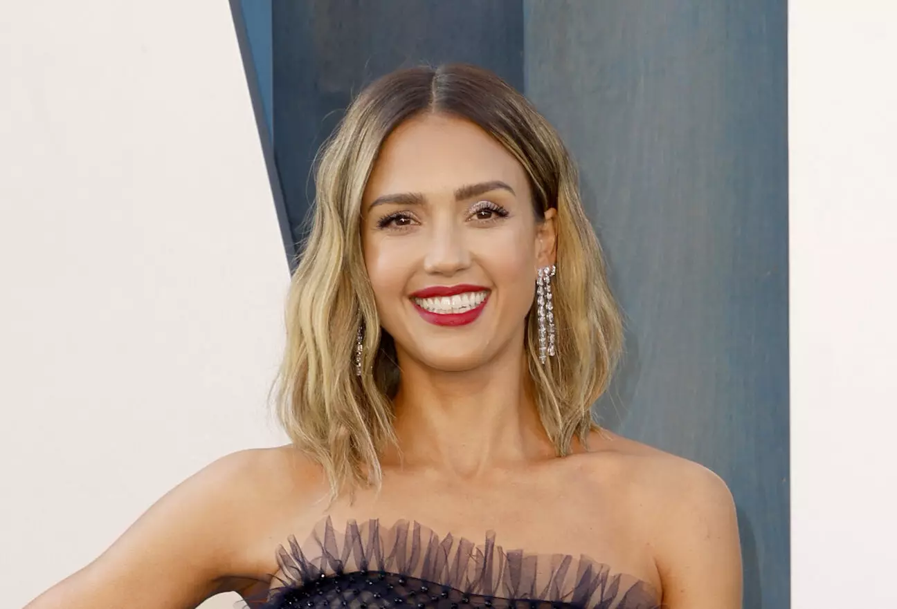 Jessica Alba vannub selle kooriva pulbrilise puhastusvahendiga sileda ja särava naha jaoks (ja see on TSA-sõbralik!)