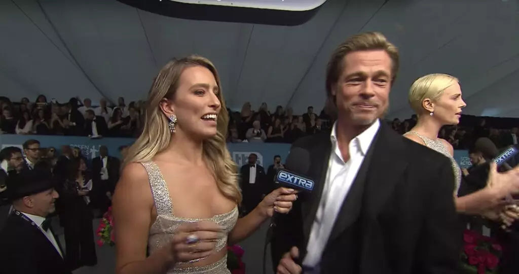 Renee Bargh ໃຫ້ສໍາພາດ Brad Pitt ໃນຜ້າພົມແດງ