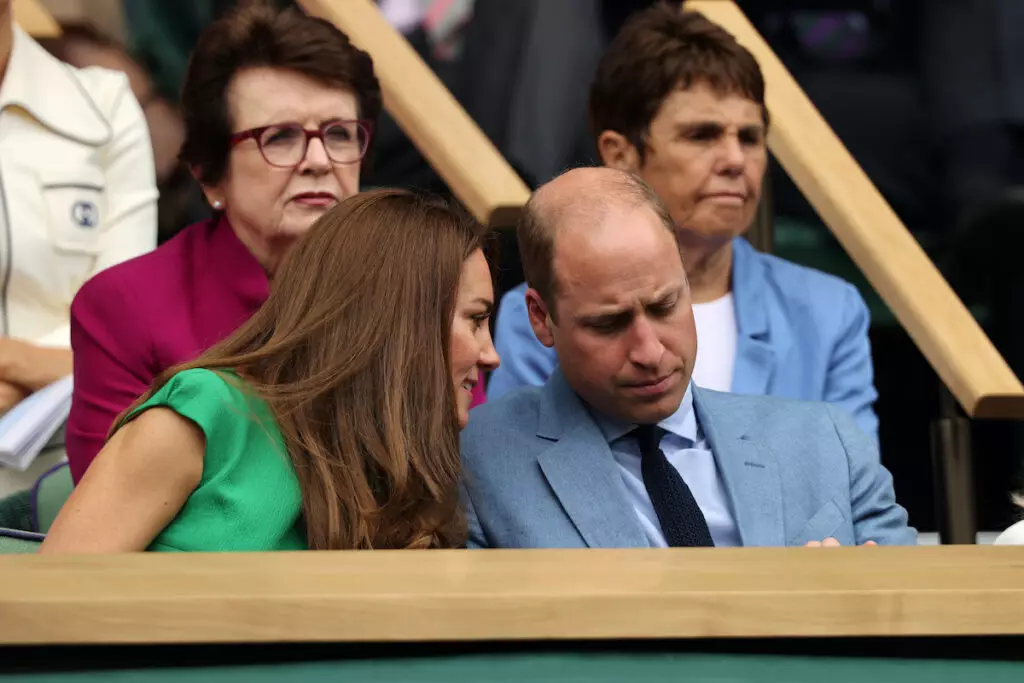 Kate Middleton nghiêng người để nói chuyện với Hoàng tử William tại Wimbledon