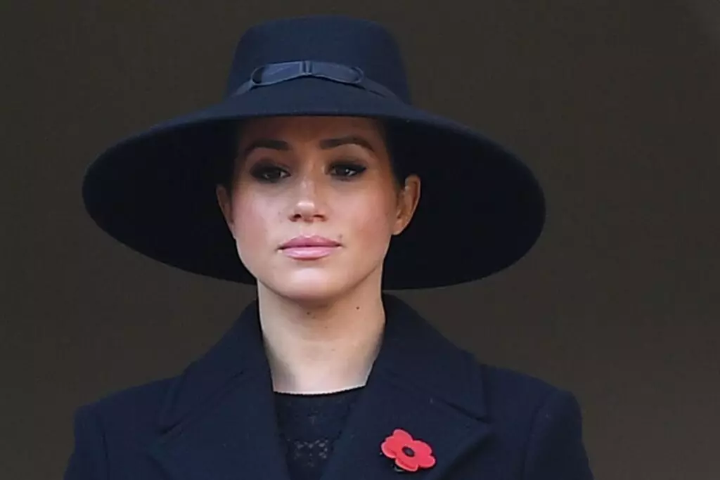 Meghan Markle í svörtum kjól og svörtum hatti