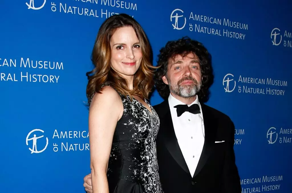 Tina Fey con su esposo Jeff Richmond en un evento de etiqueta.