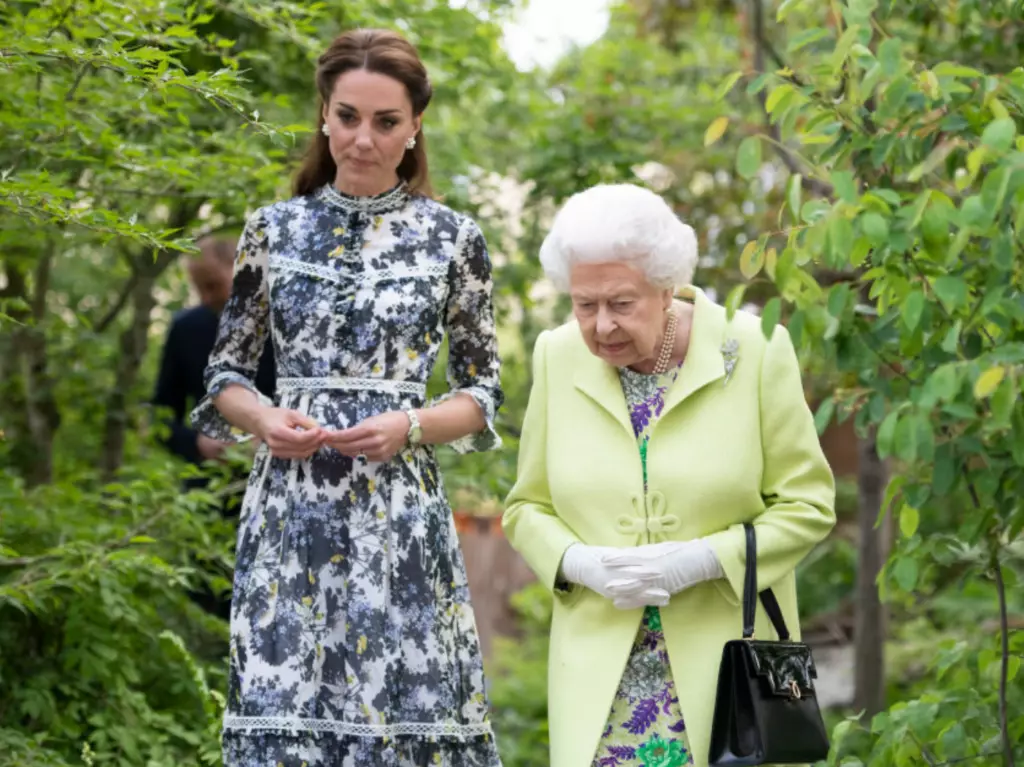 Kate Middleton waard troch de keninginne ferbean om dizze iene moadehakje te dragen