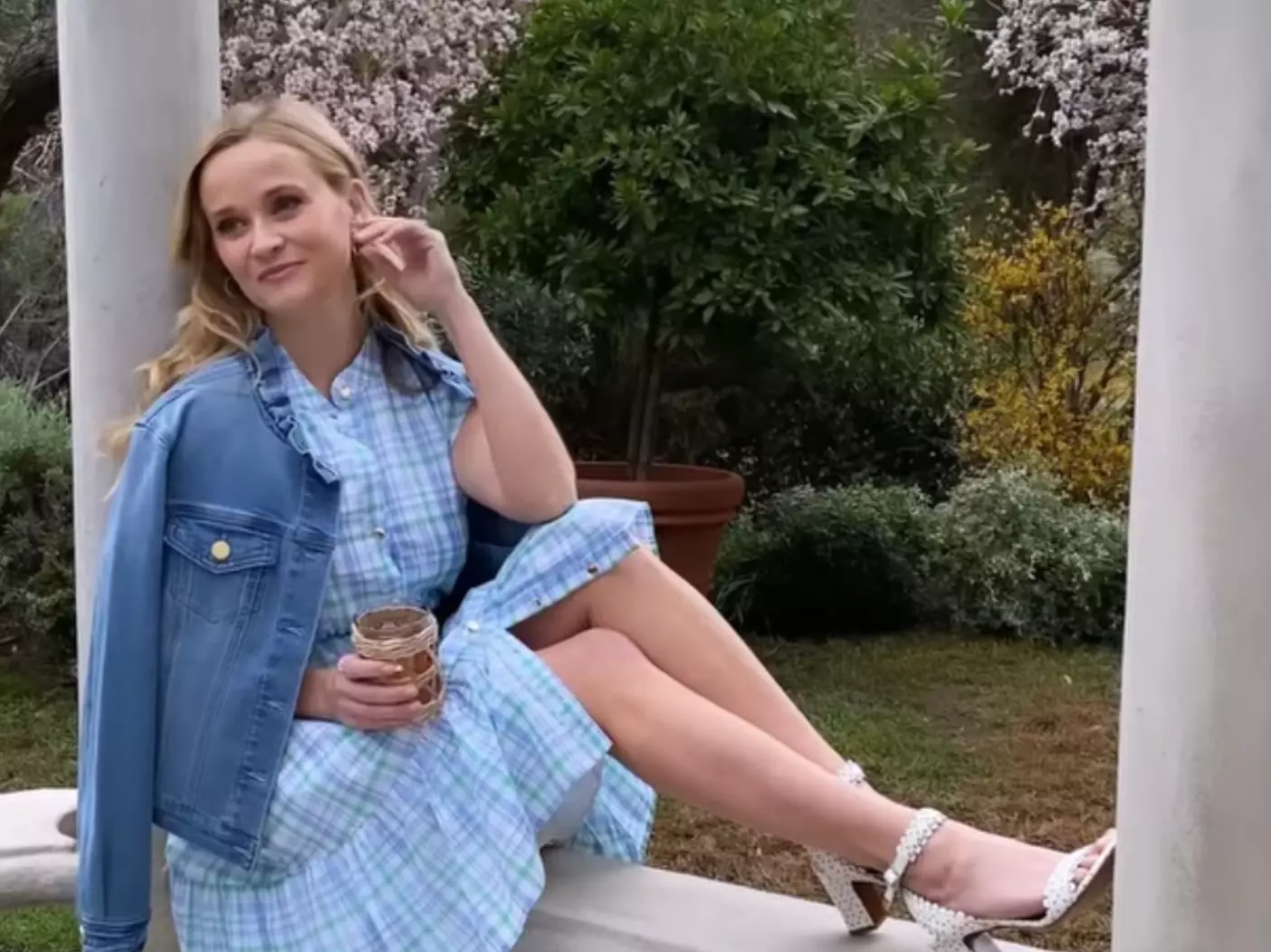 Nous sommes obsédés par ces robes imprimées et ces vestes en jean approuvées par Reese Witherspoon qui viennent de tomber chez Kohl's