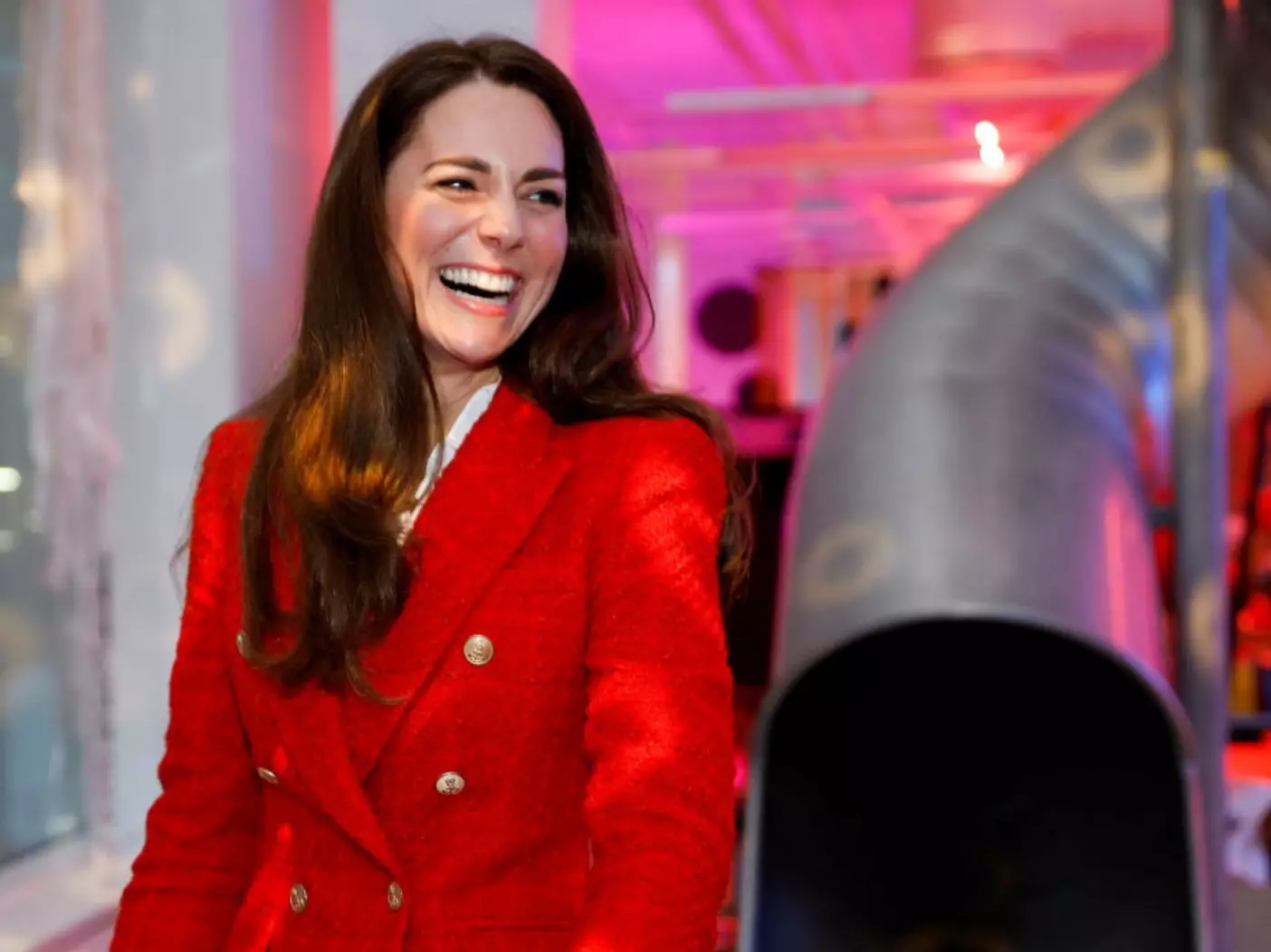 Foegje in pop fan kleur ta oan jo garderobe mei dizze Kate Middleton-goedkard Cherry Red Blazer