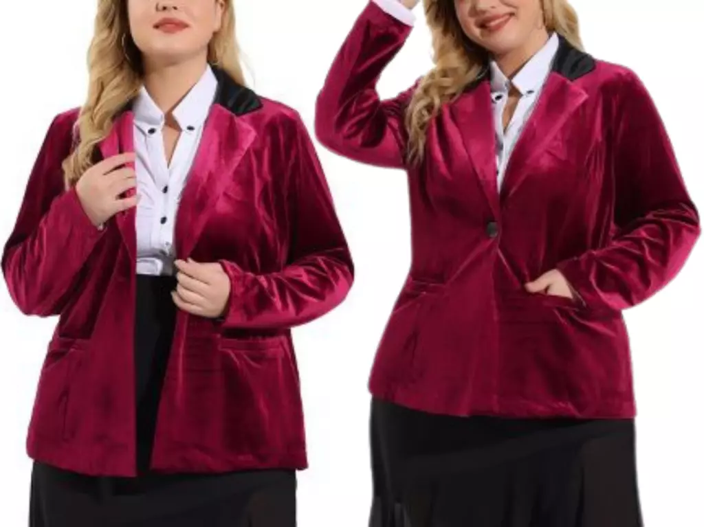 Femme en blazer de velours rouge vin