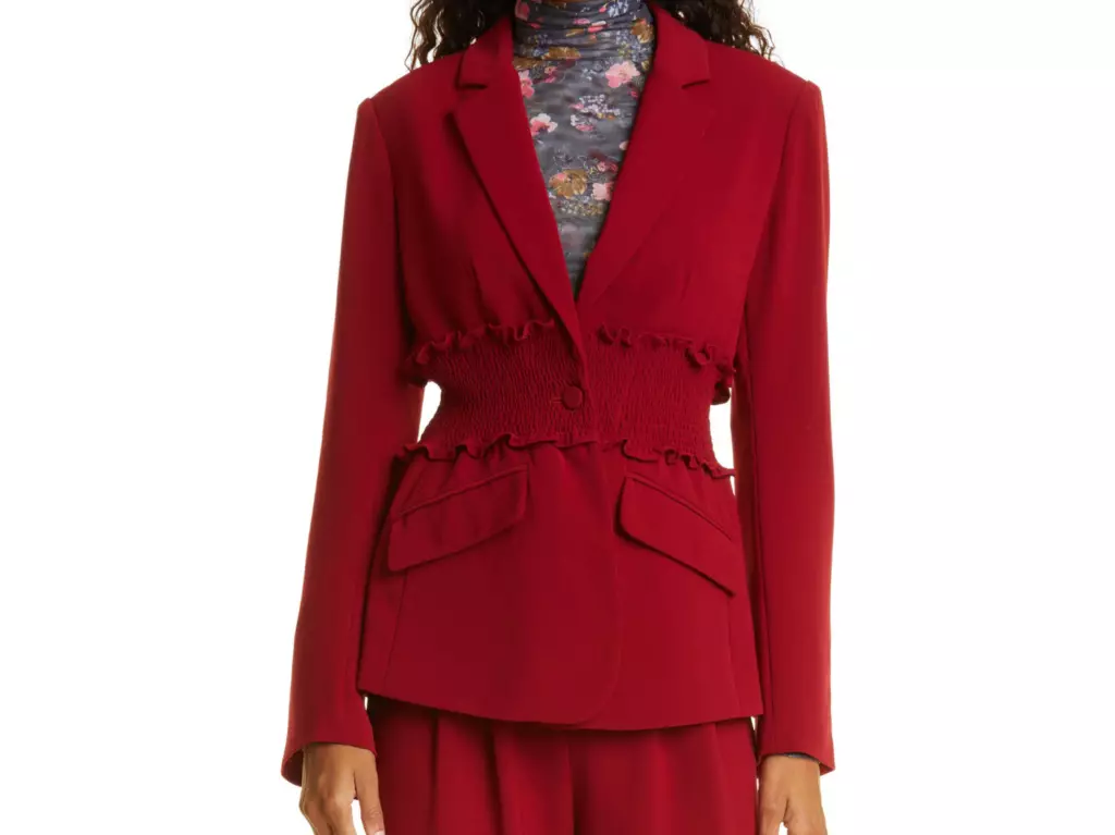 Femme en blazer rouge taille smockée