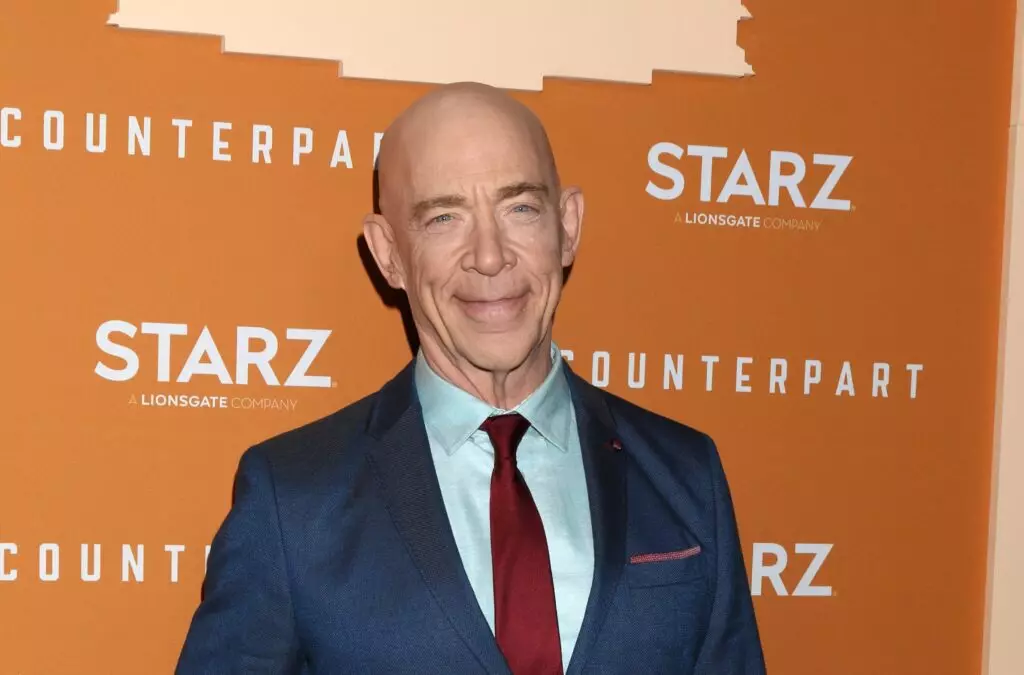 JK Simmons bei der Premiere der zweiten Staffel von „Counterpoint“ in einem marineblauen Anzug und einer burgunderfarbenen Krawatte.