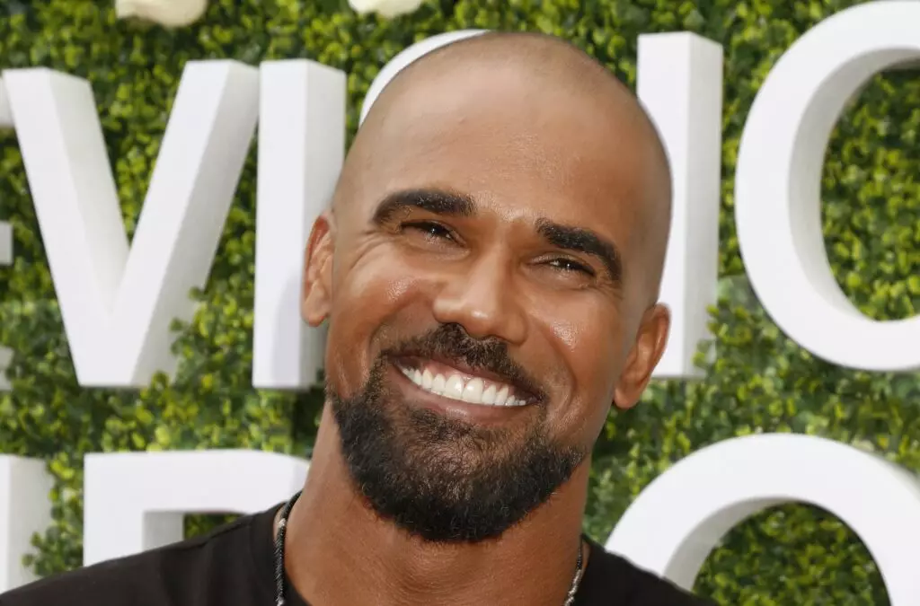 Shemar Moore na CBS TV Studios Summer Soiree TCA Party v černém tričku a černém korálkovém náhrdelníku.