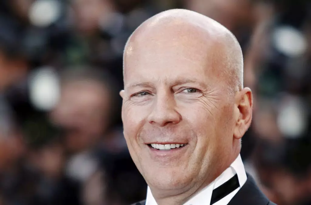Bruce Willis na premiéře filmu Moonrise Kingdom v černém smokingu a černém motýlku.