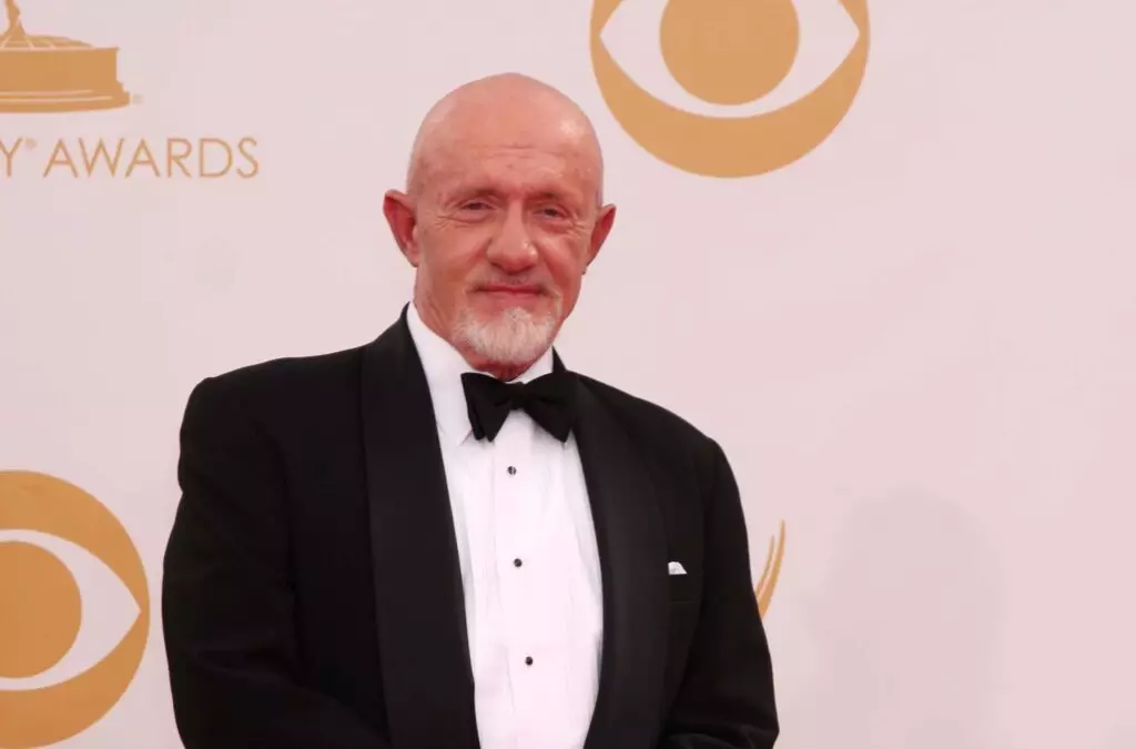 U-Jonathan Banks Emklomelweni Wama-65 Waminyaka Yonke we-Primetime Emmy egqoke ishuni elimnyama eline-bowtie emnyama.