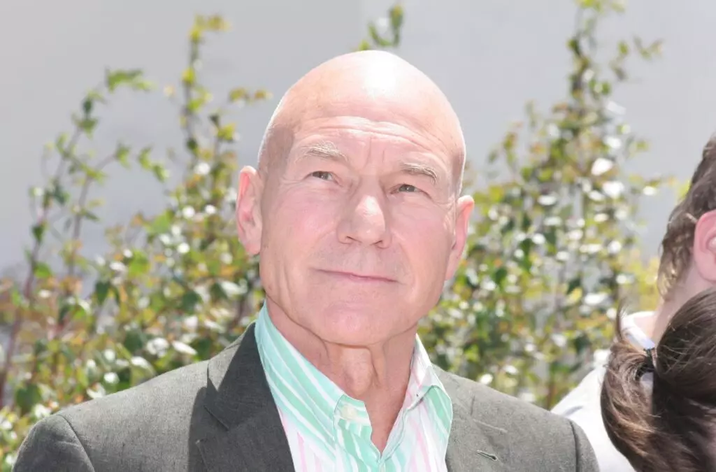 Patrick Stewart bei den 59. Filmfestspielen von Cannes in einem grauen Anzug und einem pastellgestreiften Button-up-Hemd.