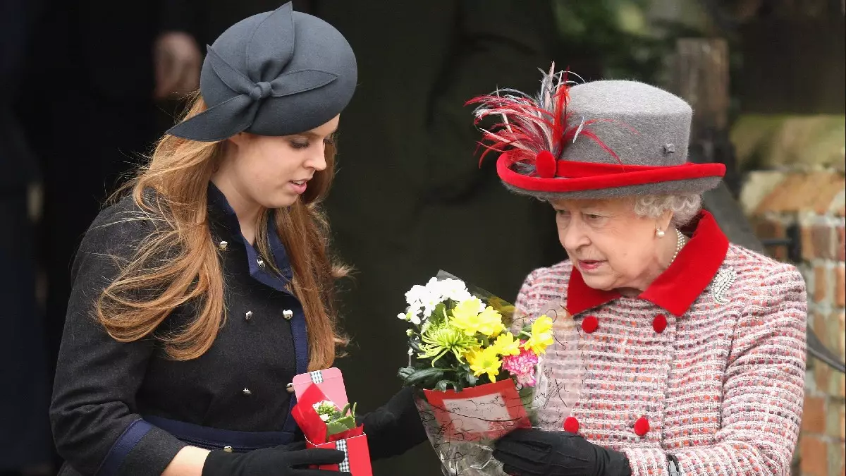 Královna Alžběta „Dying In Plain Sight“, princezna Beatrice uráží matku nad Andrewovým skandálem, plus další královské drby