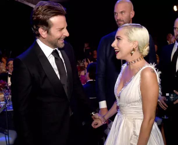 Els amics de Lady Gaga li adverteixen de no sortir amb Bradley Cooper?