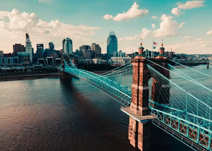 Cincinnati, Ohayo körpüsünün su körfəzi üzərindəki şəkli.