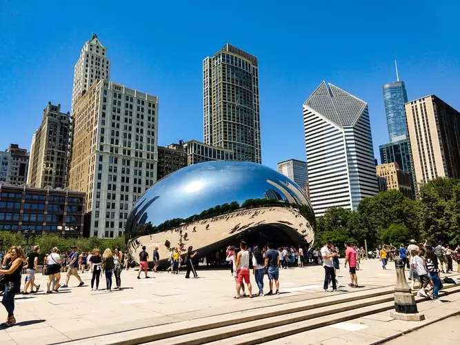 Obrázok Cloud Gate v Millennium Park v Chicagu, Illinois.