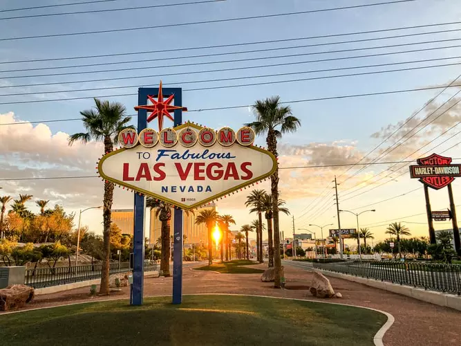 Las Vegas bonvena signo en Nevado.