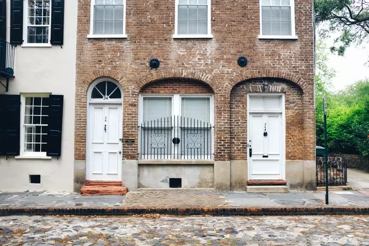 Charleston, Güney Carolina Arnavut kaldırımlı sokakları ve tuğla evlerin görüntüsü.