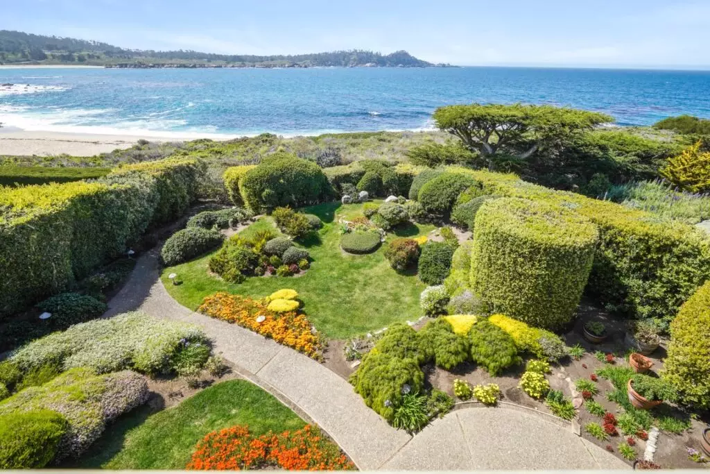 Ponahalo ea kantle ea serapa lapeng la Betty White's Carmel-by-the-Sea.