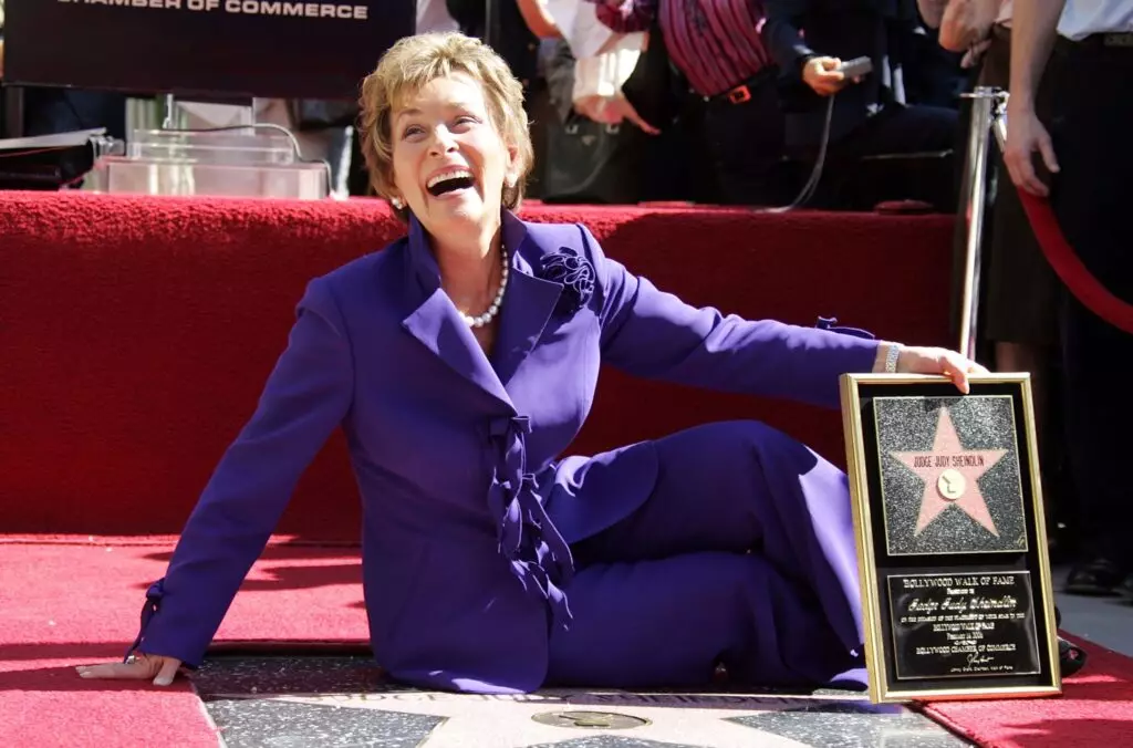 Hakim Judy bergambar dengan bintangnya di Hollywood Walk of Fame