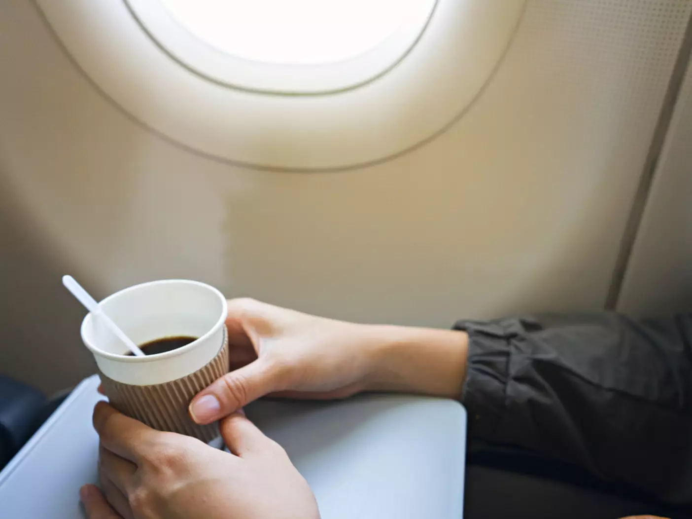 La impactante razón por la que nunca deberías beber café o té en un vuelo