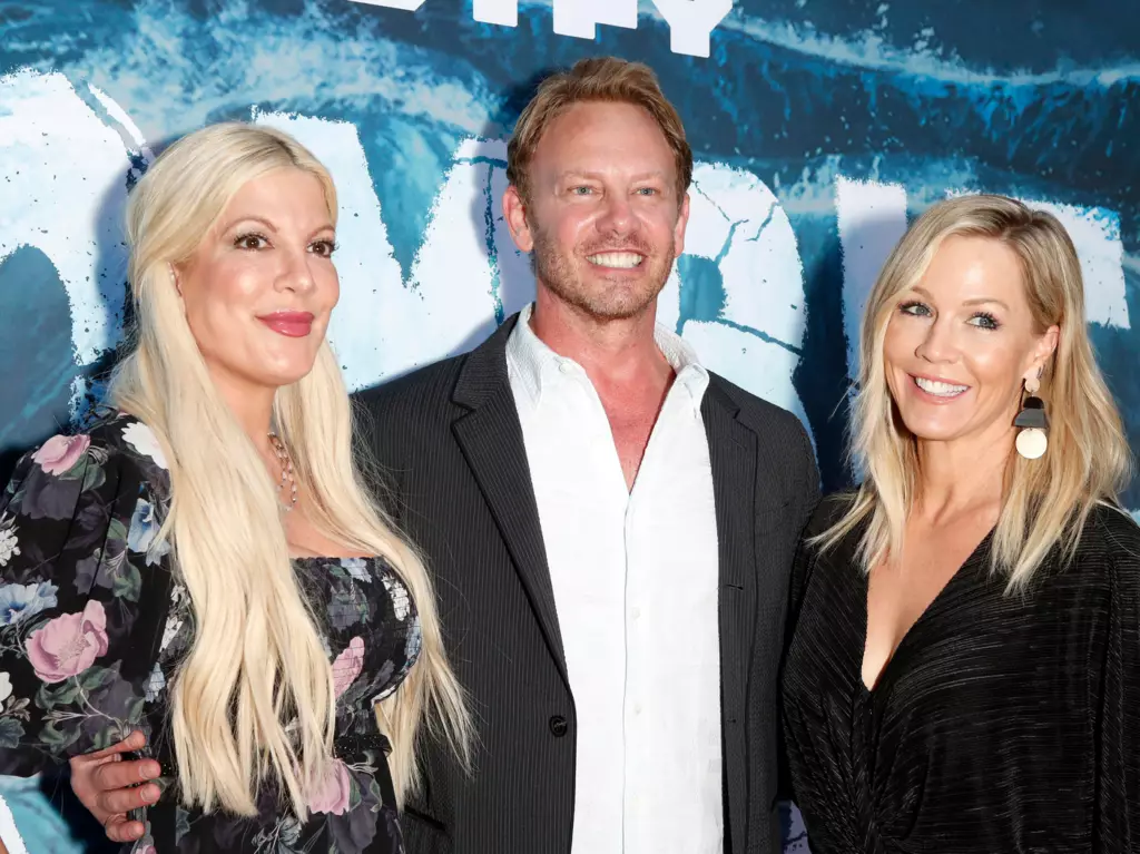 Tori Spelling staan langs sommige van die rolverdeling van BH90210