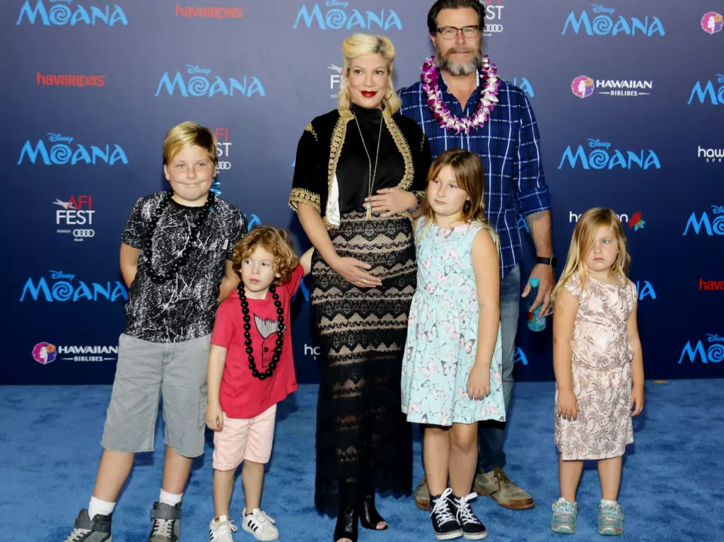 Tori Spelling perheineen Moanan ensi-illassa