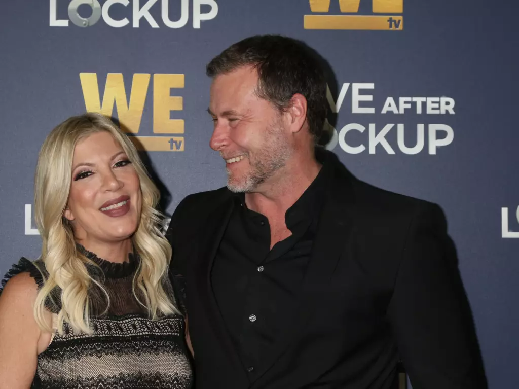 Tori Spelling staan saam met haar man, Dean McDermott