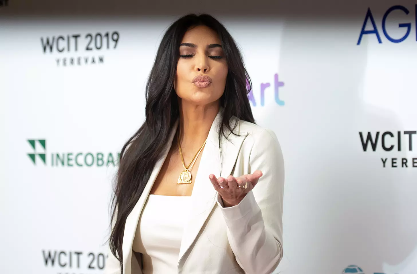 Kim Kardashian Sparkles ao amin'ny Birthday Instagram Post