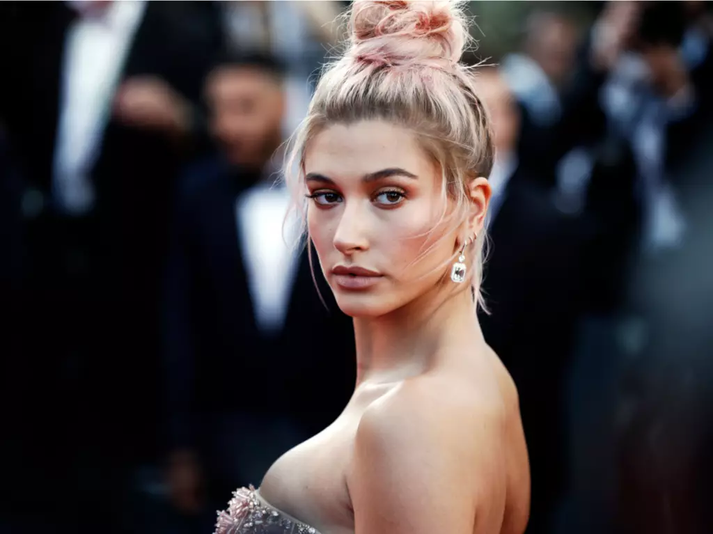 KANAI, PRANCŪZIJA – GEGUŽĖS 12 d.: Hailey Baldwin dalyvauja filmo „Saulės merginos“ peržiūroje per 71-ąjį Kanų kino festivalį 2018 m. gegužės 12 d. Kanuose, Prancūzijoje.