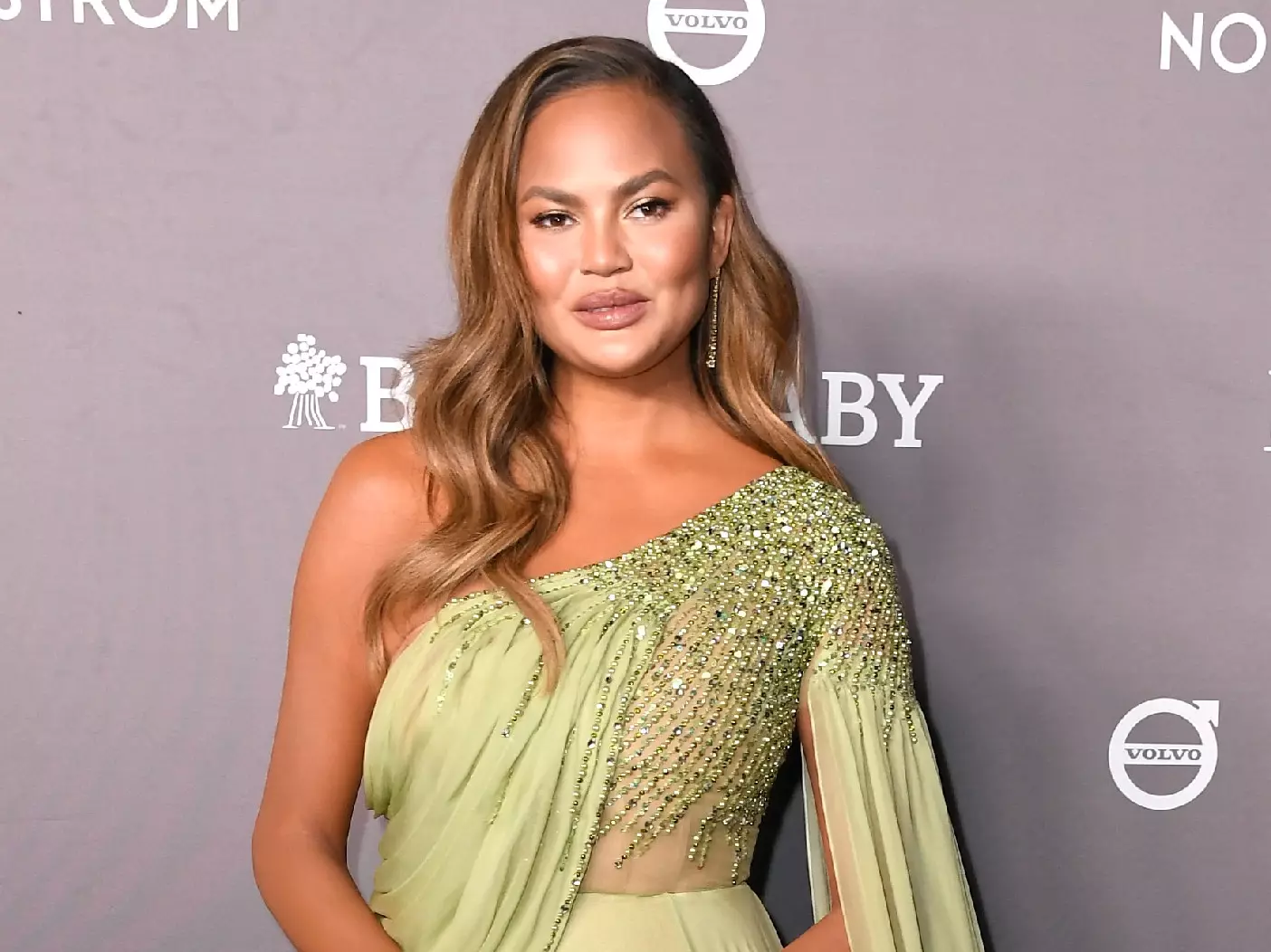 Chrissy Teigen zoo li txawv 7 hli tom qab kev phais yas, peb tseem tsis tuaj yeem hla nws