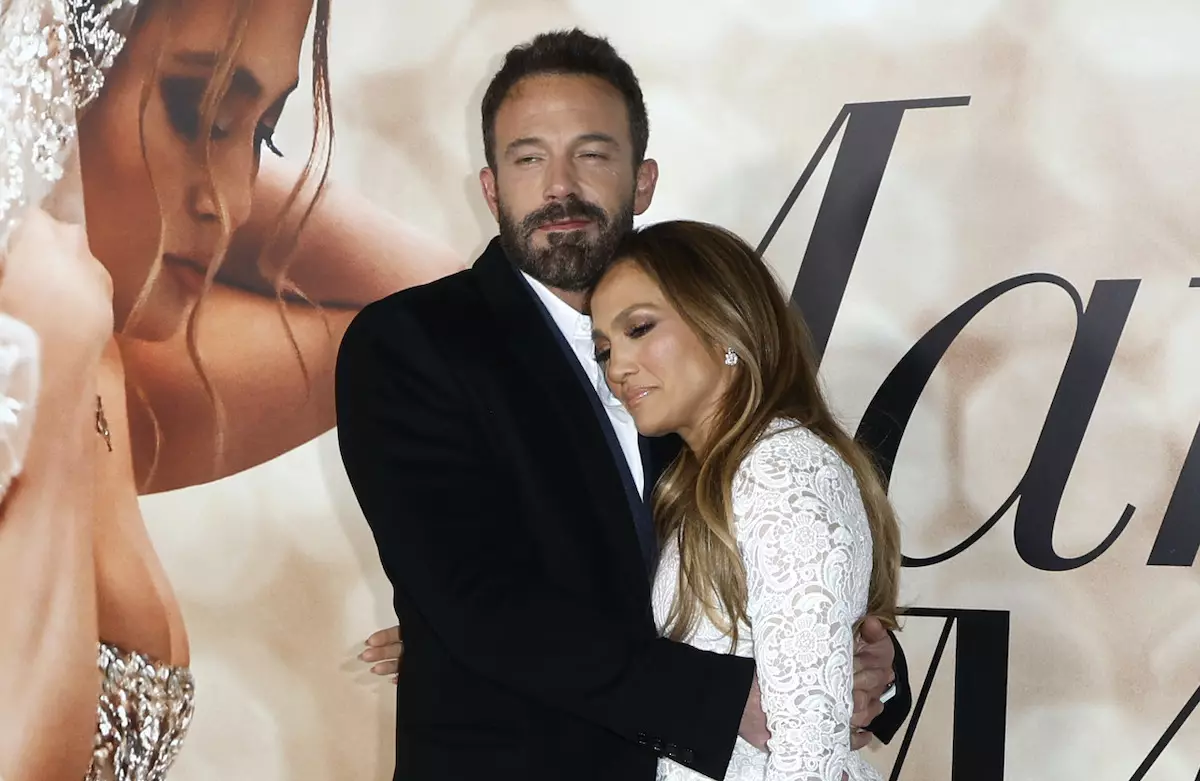 Ben Affleck ayaa lagu eedeeyay inuu uga digay xiddig kale inuu 'ka fogaado' Jennifer Lopez, xanta ayaa leh