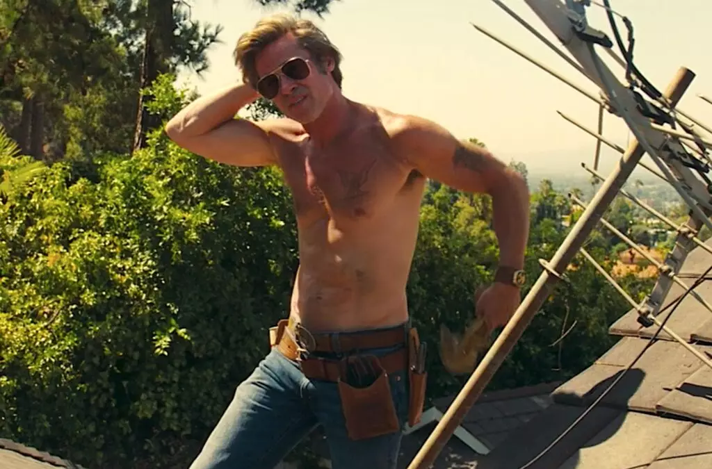 Brad Pitt predvádza svoju vypracovanú postavu ako Cliff Booth vo filme Once Upon A Time In Hollywood