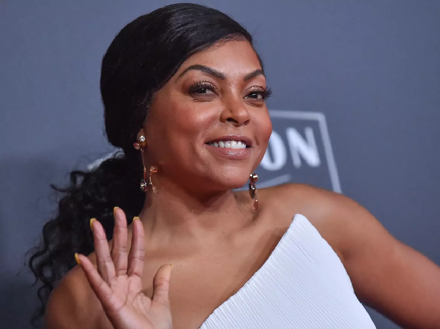 انتخاب لباس Taraji P. Henson در اولین فرش قرمز یک فاجعه دهه 00 است