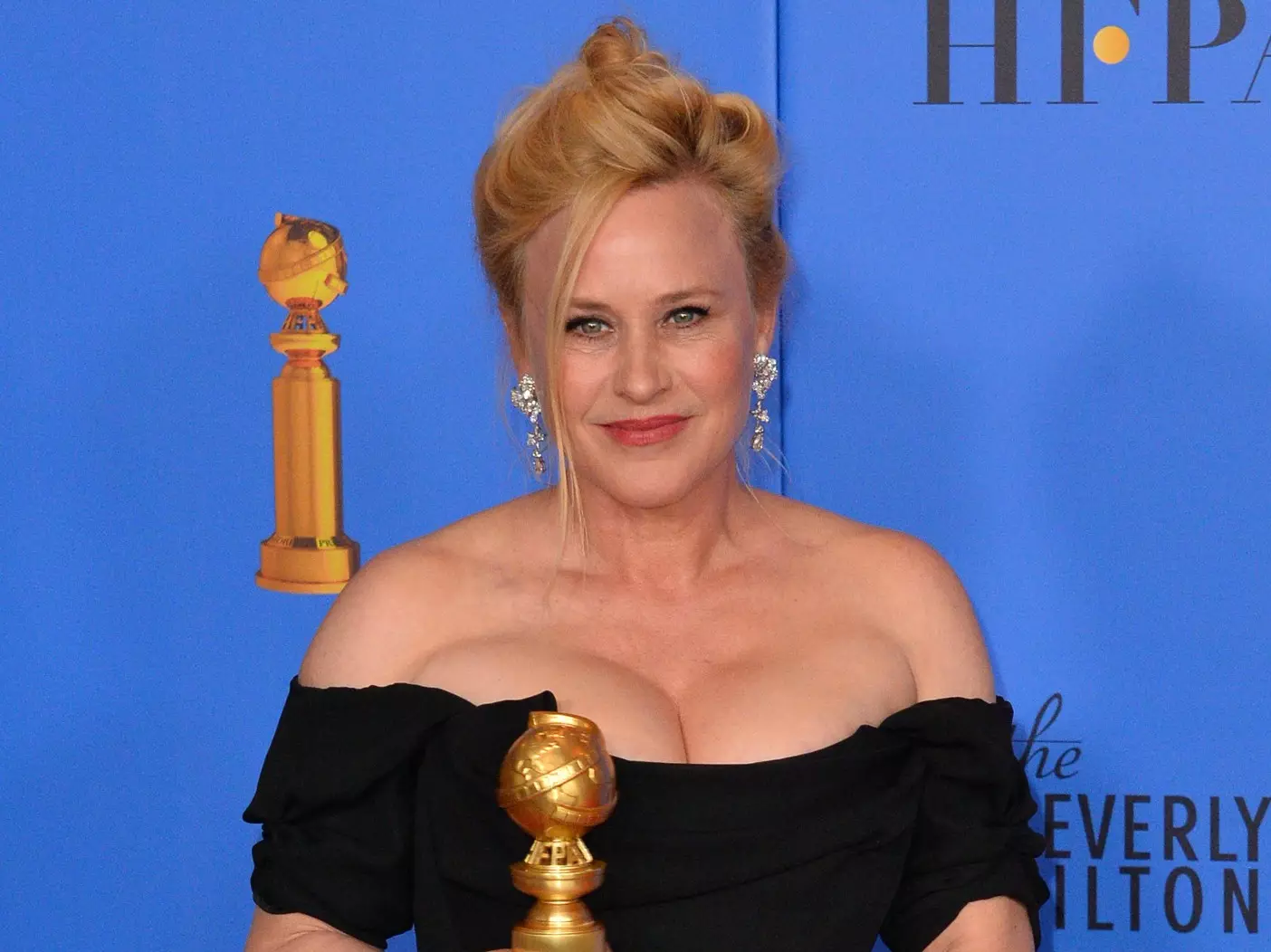 Patricia Arquette dị ka eze nwanyị '90s Prom' na akwa uwe kapeeti mbụ, lee foto a.