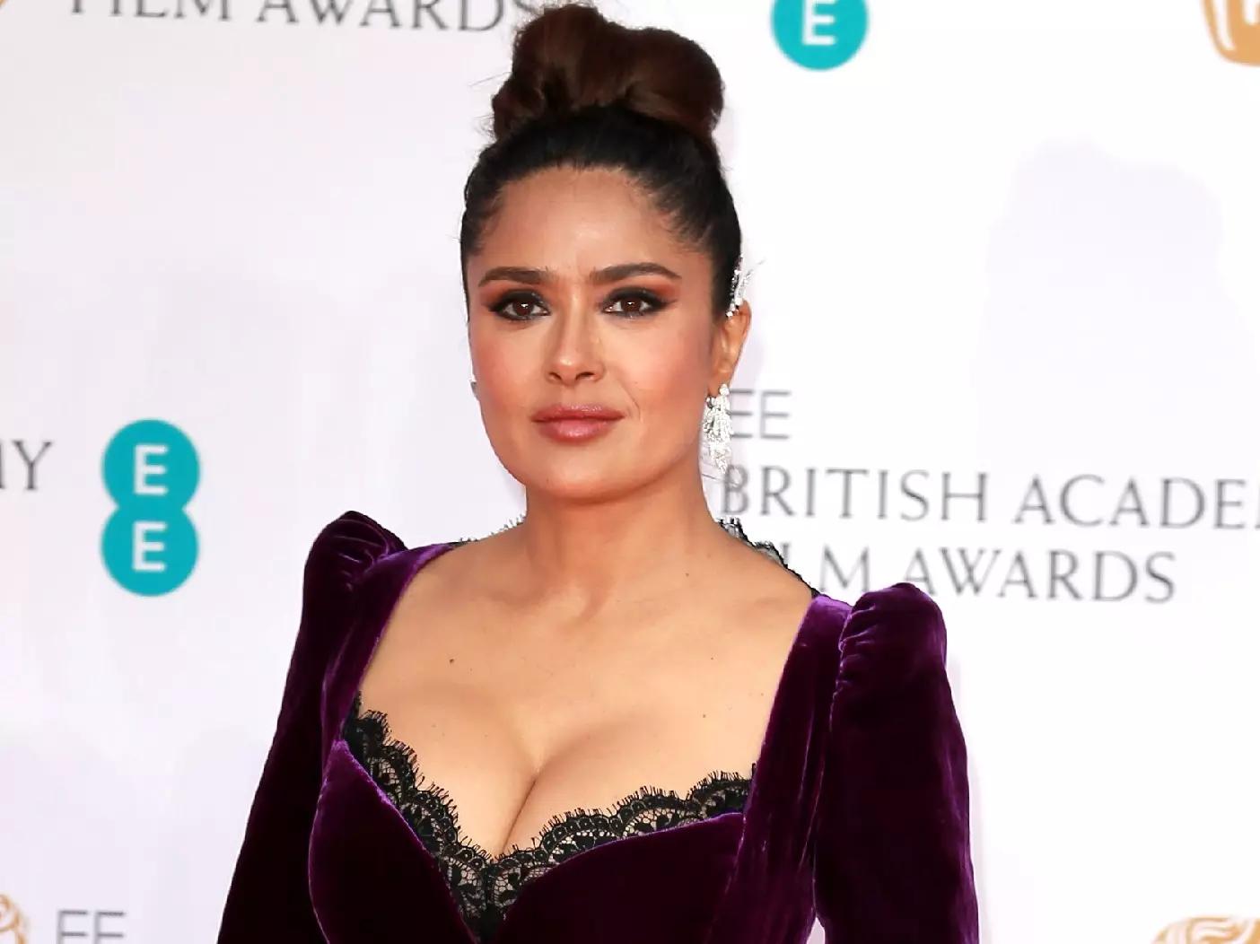 ຄວາມງາມທີ່ບໍ່ມີເວລາຂອງ Salma Hayek ບໍ່ໄດ້ປ່ຽນແປງນັບຕັ້ງແຕ່ການປະກົດຕົວຂອງຜ້າພົມແດງໃນຕອນຕົ້ນ, ເບິ່ງວິວັດທະນາການຮູບແບບຂອງນາງ