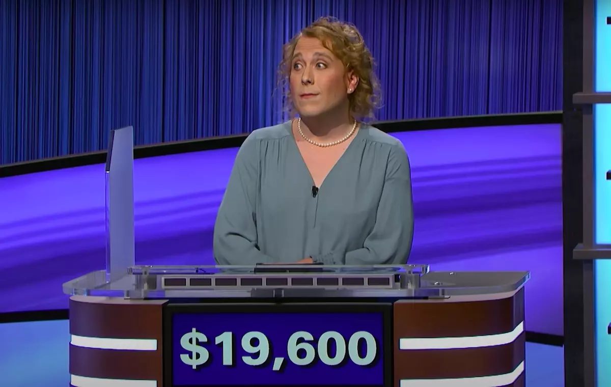 „Jeopardy“ čempionė Amy Schneider tapo pirmąja moterimi, prisijungusia prie labai išskirtinio klubo