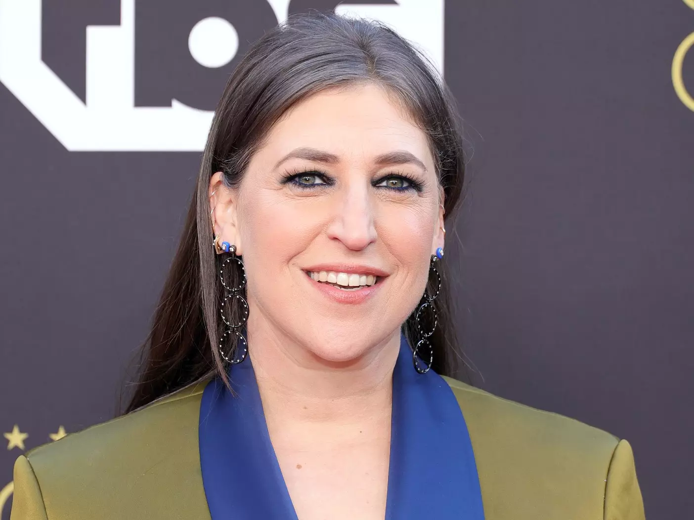 Fanatik Mayim Bialik yo akize Fox News paske yo te fè fo anons ki genyen 'Jeopardy!' Lame