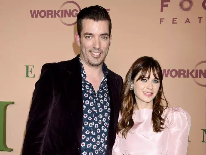 Jonathan Scott kaj Zooey Deschanel kune ĉe filmpremiero.