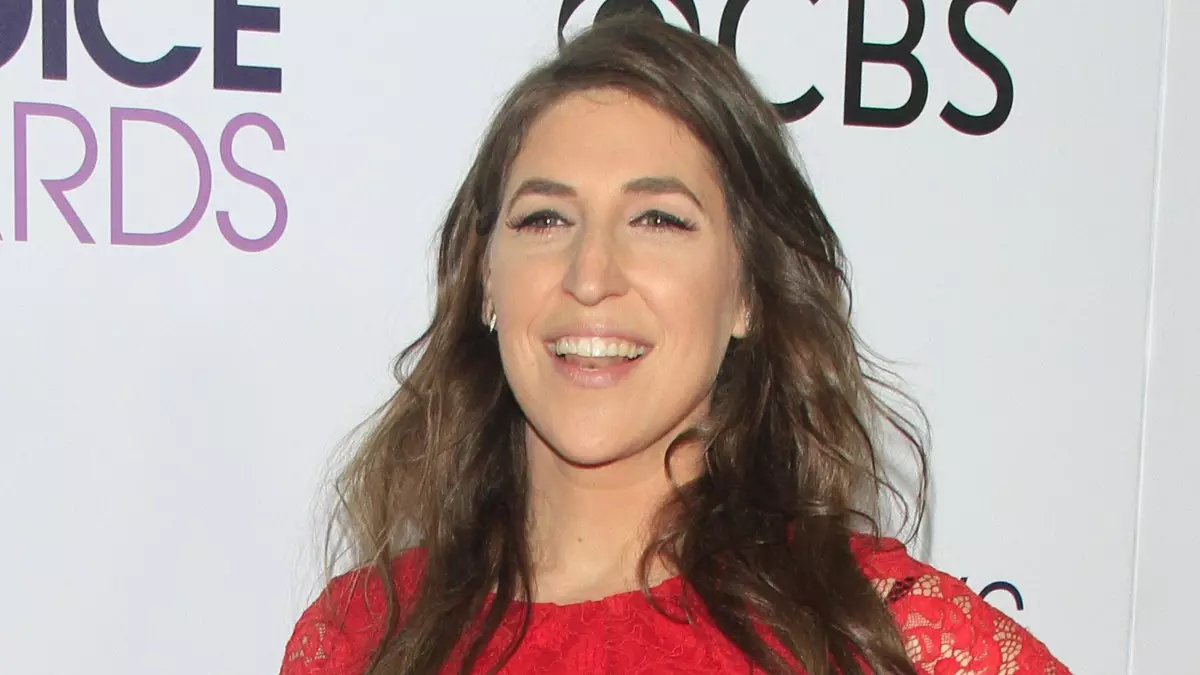 Mayim Bialik ປົກປ້ອງການປ່ຽນແປງທີ່ມີການໂຕ້ແຍ້ງທີ່ປາກົດຂື້ນທີ່ນາງເຮັດໃນ 'ອັນຕະລາຍ!'