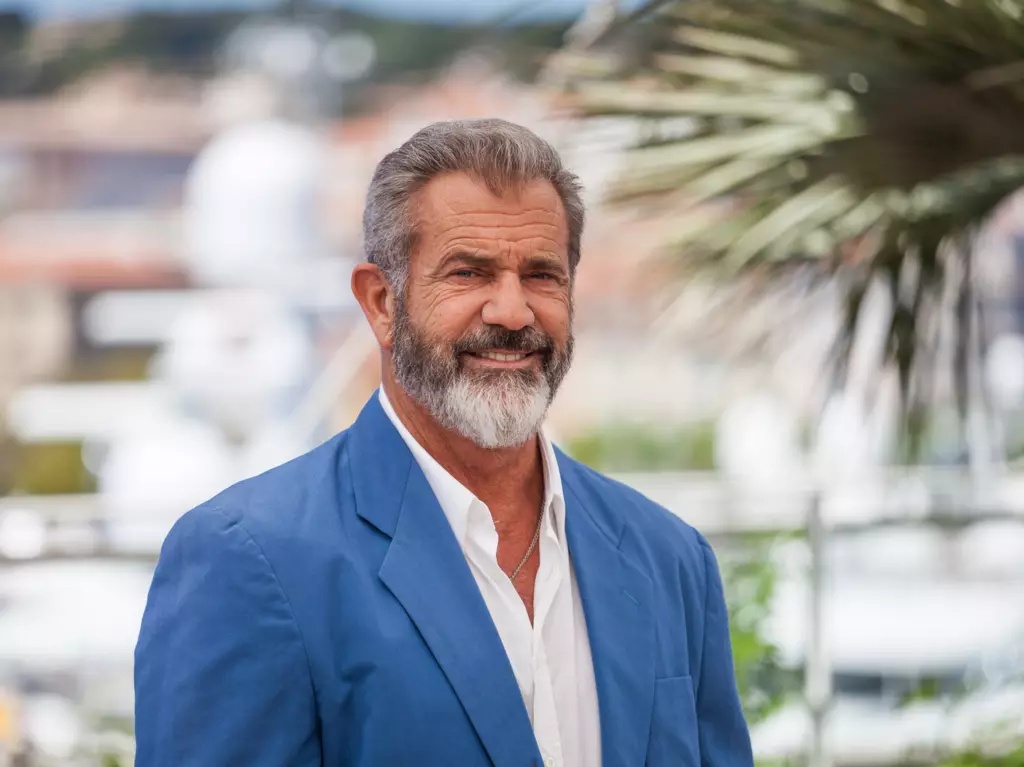 Mel Gibson ở một nơi nhiệt đới mặc áo khoác vải lanh màu xanh