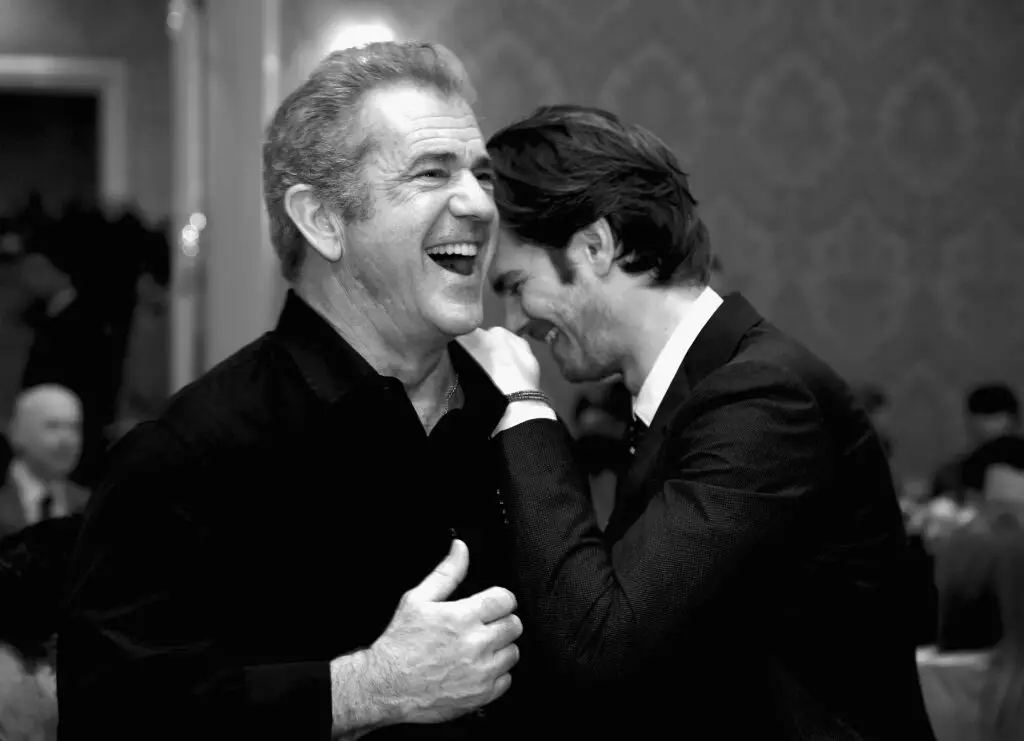 LOS ANGELES, CA - IANUARI 06: (Editors Note; Ata ua liua i le uliuli ma le paʻepaʻe) Faʻatonu Mel Gibson ma le tagata fai pese Andrew Garfield auai i le 17th Annual AFI Awards i Four Seasons Hotel Los Angeles i Beverly Hills i Ianuari 6, 2017 i Los Angeles, Kalefonia.