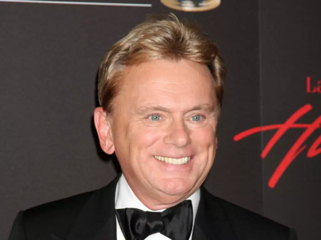 LAS VEGAS - 19. JUNIJ: Pat Sajak prispe na 38. podelitev dnevnih nagrad Emmy v Hilton Hotel & Casino 19. junija 2010 v Las Vegasu, Nevada.