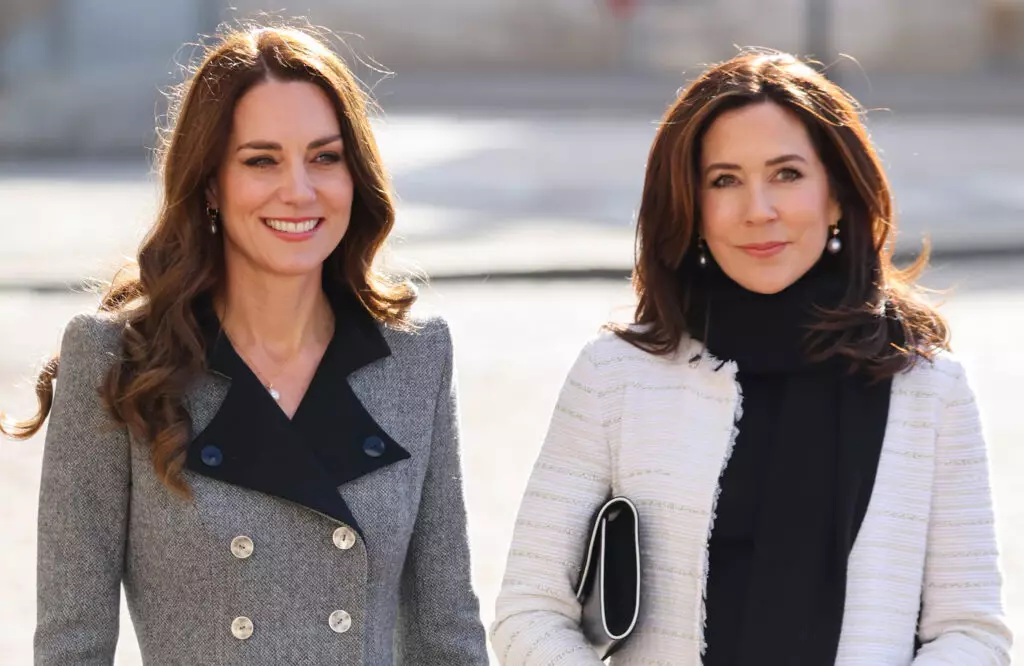 Royal Twins Kate Middleton, Mfumukazi Mary amawonetsa Zovala Zosangalatsa Paulendo Wosowa Wokhawokha Wakunja 411_1