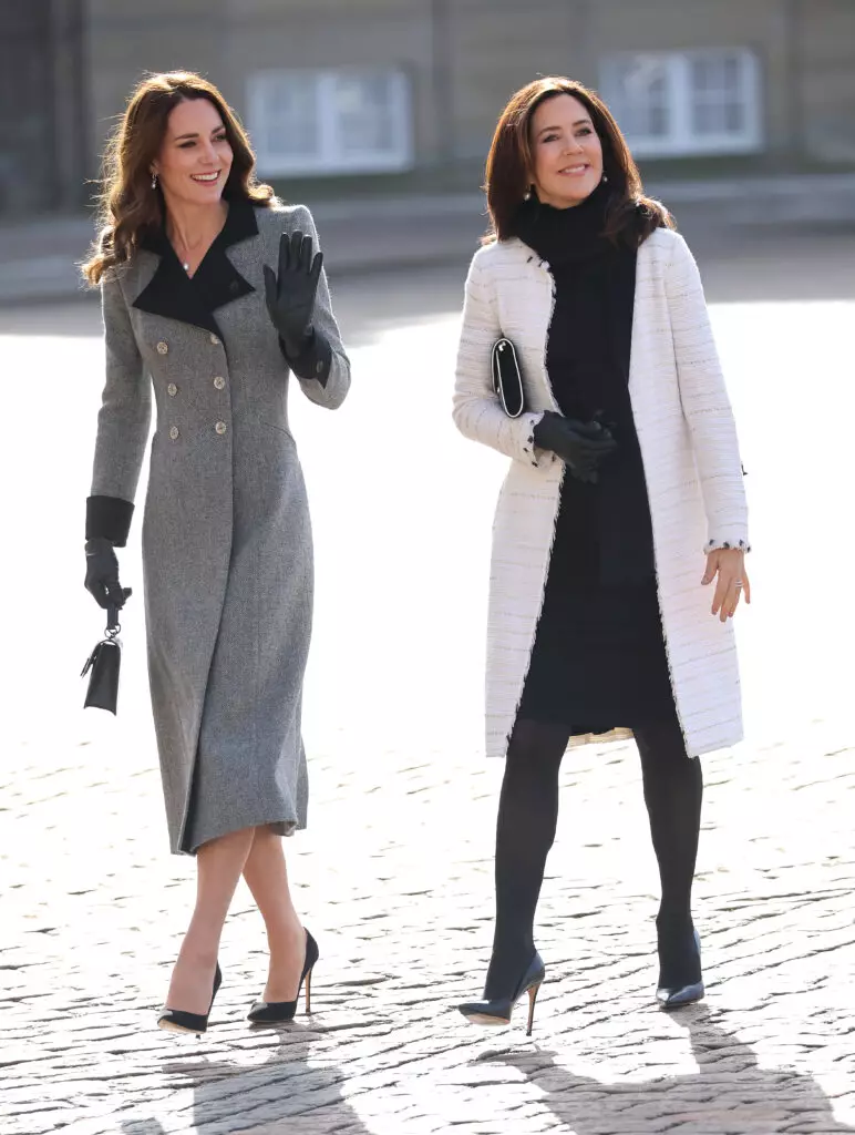 Ang Royal Twins na sina Kate Middleton, Princess Mary ay Nagpakita ng Mga Nakakainggit na Coat Sa Rare Overseas Solo Trip 411_3