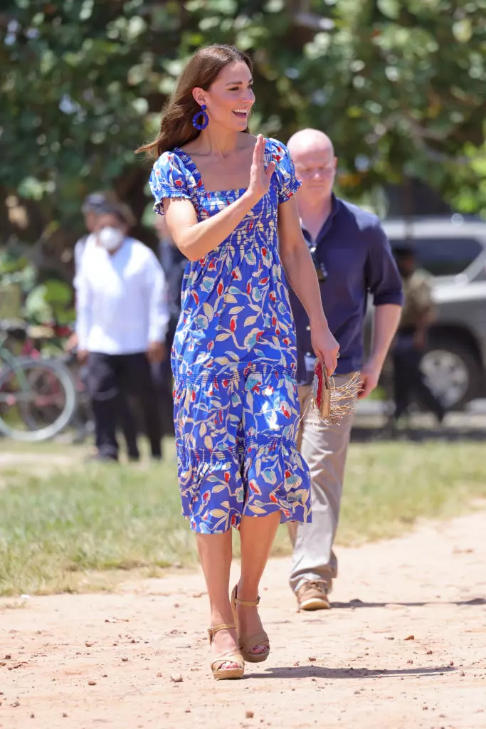 Kate Middleton Belizessä pukeutuen Tory Burch -mekkoaan ja Stuart Weitzmanin minx-korkkikiiloja.